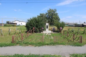 Никто не забыт, ничто не забыто (Tyumen Region, Zavodoukovskiy munitsipalny okrug, posyolok Michurinskiy, Shosseynaya ulitsa), anıt, heykel  Tümen (Tiumenskaya) oblastından