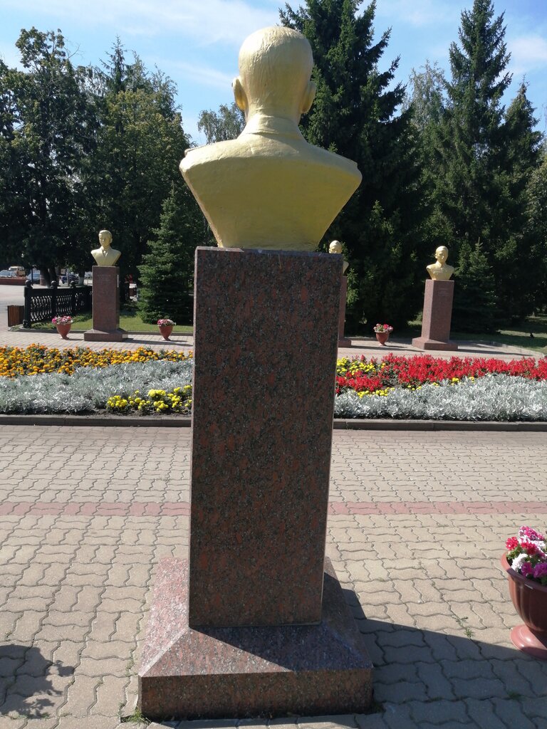 Anıt, heykel Бюст Героя Советского Союза Василия Васильевича Швеца, Stroitel, foto