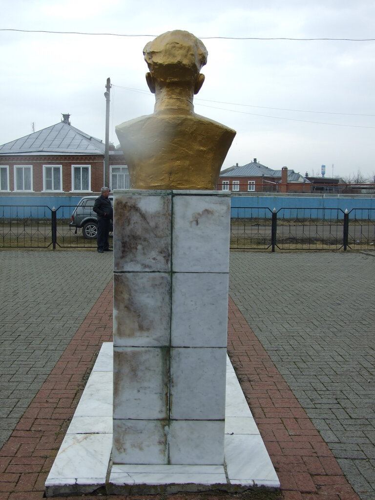 Anıt, heykel Бюст Героя Советского Союза Нехая Даута Ереджибовича, Adıge Cumhuriyeti, foto