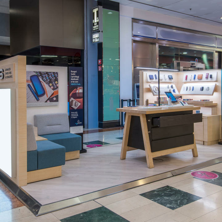 Elektrik ve elektrikli ürün mağazası Iqos Lounge, Lombardiya, foto