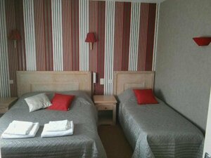 Logis Hôtel Au Puits Enchanté (Bourgogne-Franche-Comté, Saône-et-Loire, Arrondissement de Charolles, Perrecy-les-Forges, Place René Cassin, 1), otel