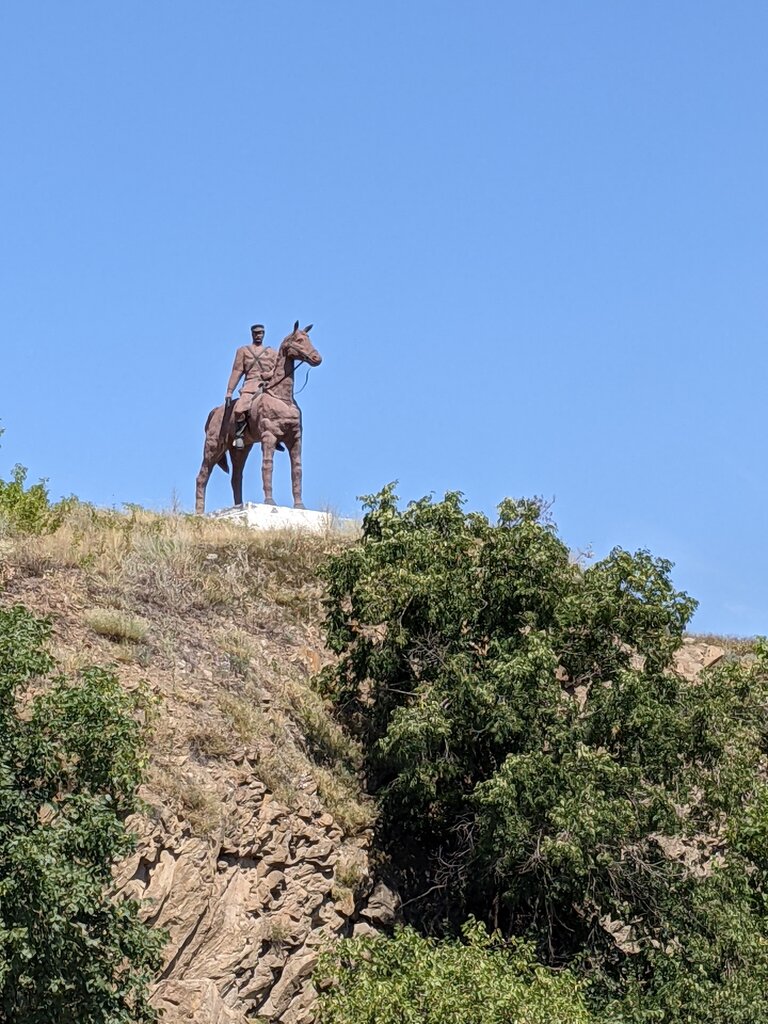 Park, sokak heykeli Казак на лошади, Belaya Kalitva, foto