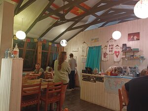 Cafe Na Chemodanah (Autonomous Republic of Crimea, Sakskiy rayon, selo Shtormovoye, Partizanskaya ulitsa), kafe  Kırım Cumhuriyeti'nden