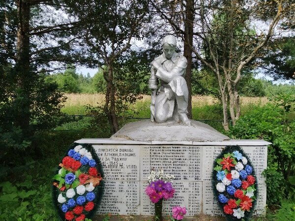 Anıt, heykel Воинское захоронение, Tverskaya oblastı, foto