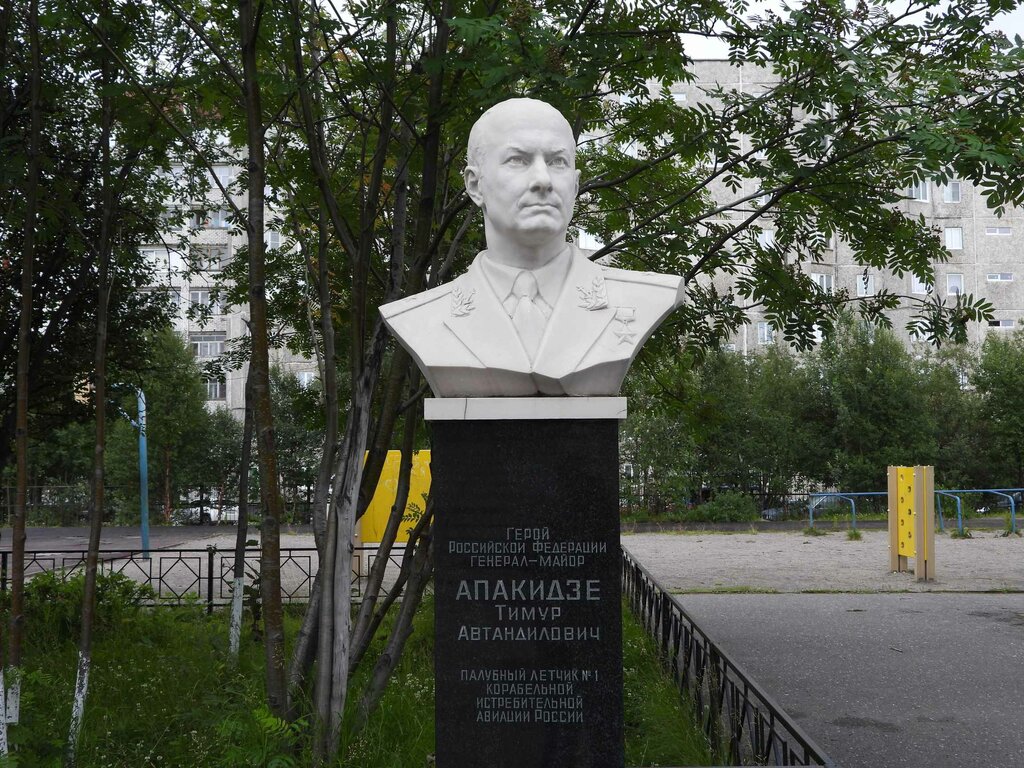 Anıt, heykel Т.А. Апакидзе, Murmansk, foto