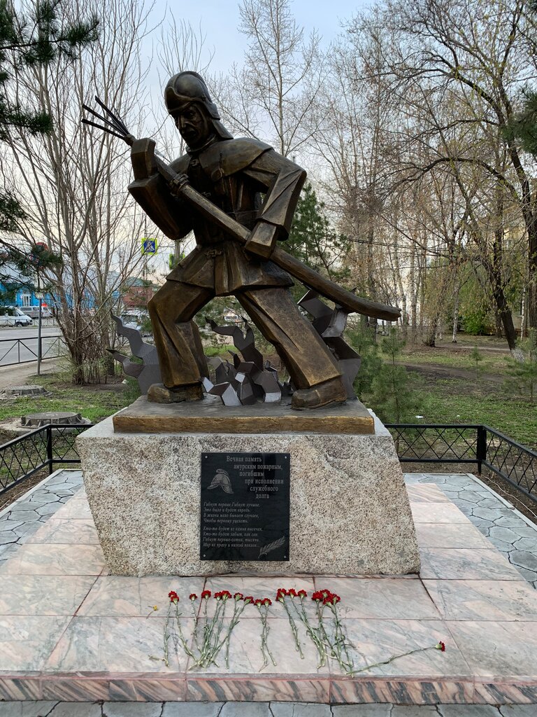 Anıt, heykel Памятный камень амурским пожарным, погибшим при исполнении служебного долга, Blagoveshchensk, foto