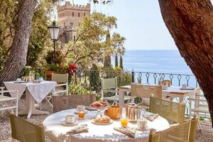Hotel Punta Est (Via Aurelia No:2, Finale Ligure), otel  Finale Ligure'den
