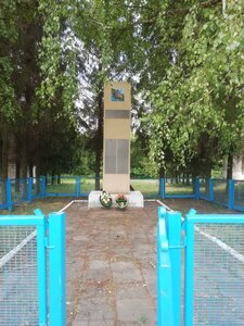 Воинам-односельчанам, павшим в годы Великой Отечественной войны (Kursk Region, Oboyanskiy rayon, Babinskiy selsovet, selo Vyshneye Babino), anıt, heykel  Kurskaya oblastından