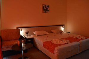Hotel Julia (Burgas Region, Nesebar, Town of Sveti Vlas, Incaraki District), otel  Sveti Vlas'tan