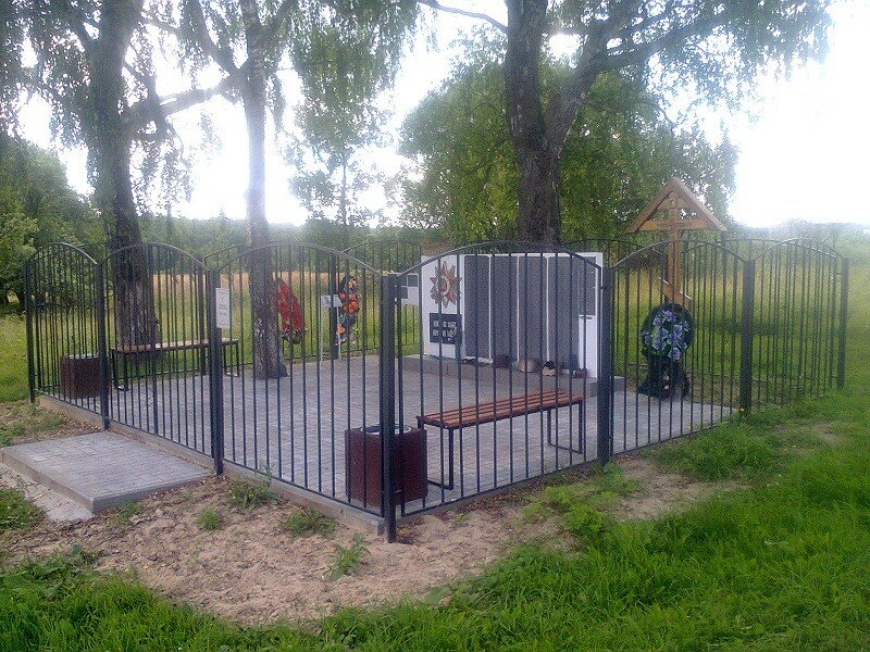 Anıt, heykel Братская могила, Kalujskaya oblastı, foto