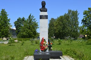 Капитану Д.З. Кривко (Leningrad Region, Priozerskiy District, Sosnovskoye selskoye poseleniye, derevnya Krivko), anıt, heykel  Saint‑Petersburg ve Leningradskaya oblastından