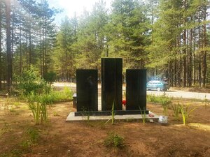 Воинам, павшим в Великой Отечественной войне (Komi Republic, munitsipalny rayon Ust-Kulomskiy, munitsipalnoye obrazovaniye Ust-Kulom, Pozhegodskoye kladbishche), anıt, heykel  Komi'den