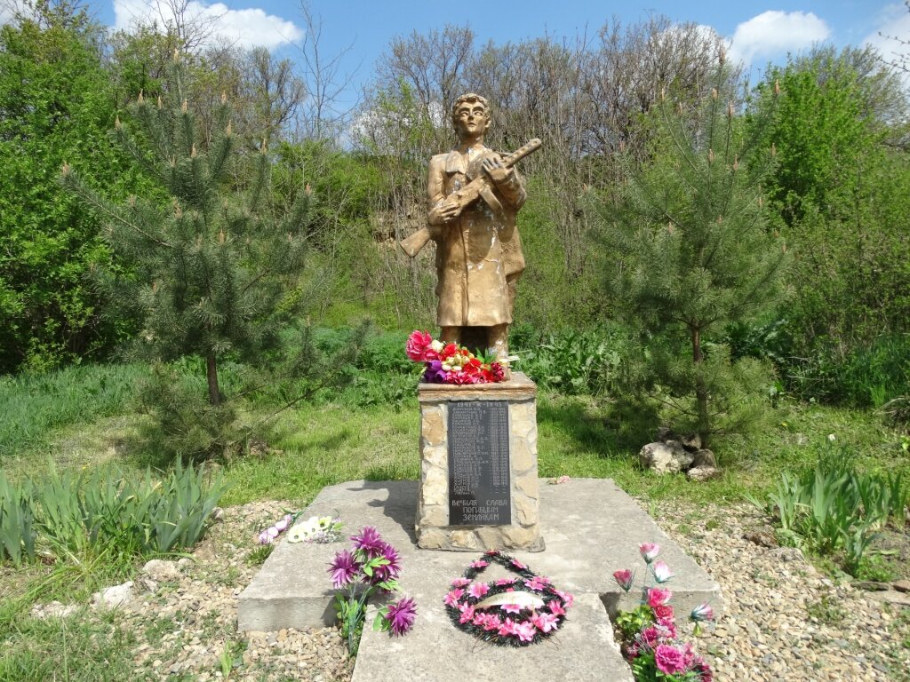 Anıt, heykel Памятник землякам, погибшим в годы ВОВ, Krasnodarski krayı, foto