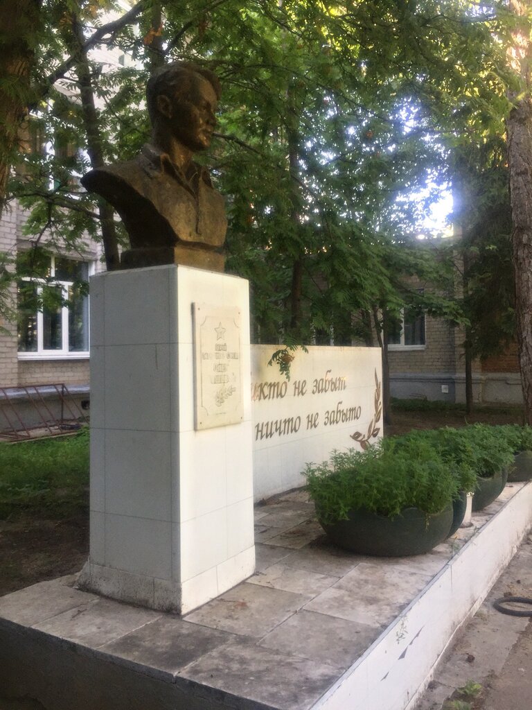 Anıt, heykel Герой Советского Союза Олег Кошевой, Kazan, foto