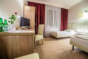 Hotel TM (Masovian Voivodeship, Radom, ulica Marsz. Ferdynanda Focha, 12), otel  Radom'dan
