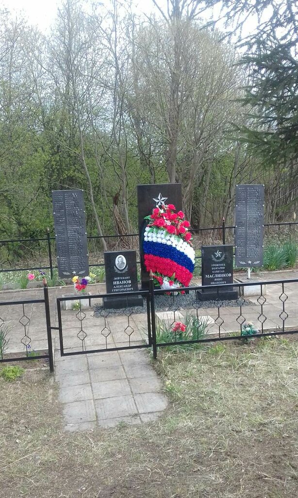 Anıt, heykel Братское захоронение советских воинов, Pskovskaya oblastı, foto