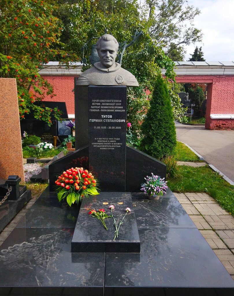 Ünlü kişilerin mezarları Космонавт Герман Степанович Титов, Moskova, foto
