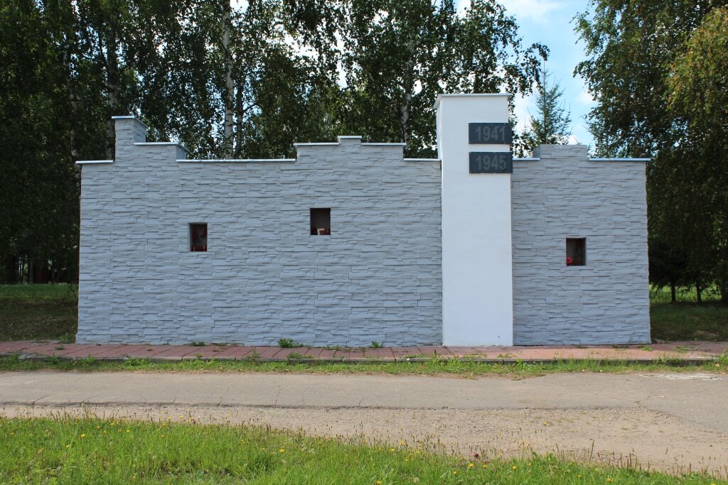 Anıt, heykel Мемориальный комплекс Поле Памяти, Стена плача, Smolenskaya oblastı, foto