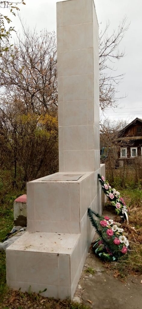 Anıt, heykel Стела воинам-землякам, погибшим за Родину, Kirovskaya oblastı, foto
