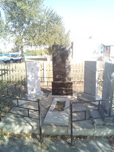 Памятный знак воинам ВОВ (Volgograd Region, munitsipalny okrug Mikhaylovka, khutor Ilmenskiy 2-y), anıt, heykel  Volgogradskaya oblastından