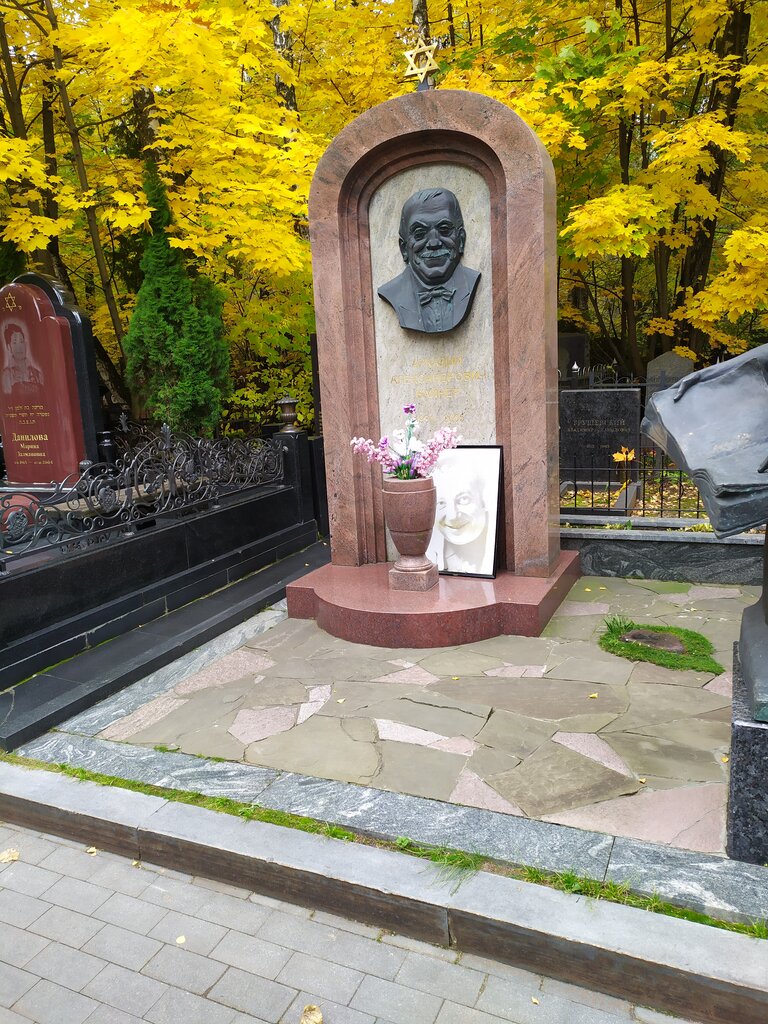 Ünlü kişilerin mezarları Писатель Аркадий Александрович Вайнер 1931-2005, Moskova, foto