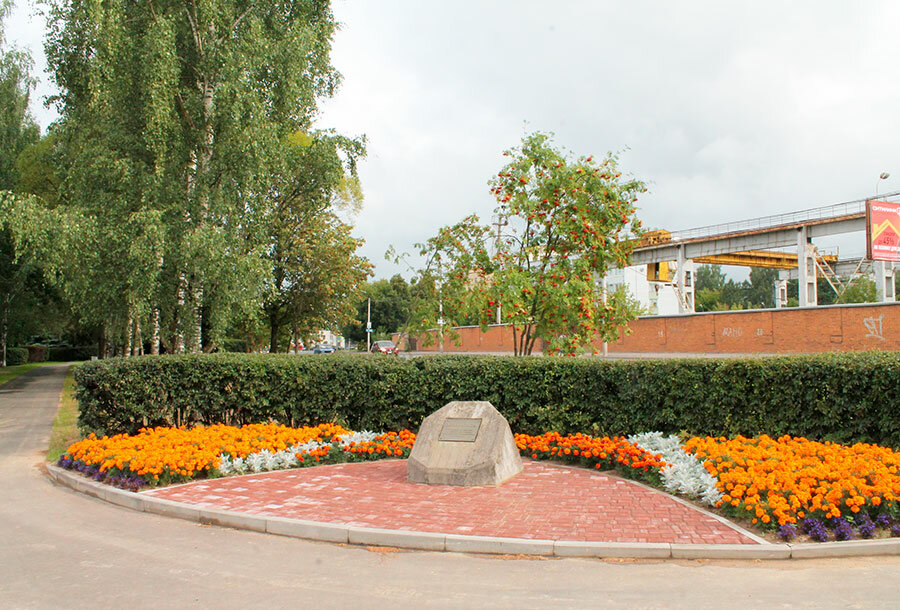 Anıt levhası, anıt taş Памятный знак на аллее Победы, Pskov, foto