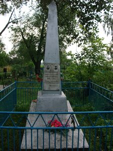 Братская могила партизан Романенко (Kursk Region, Lgovskiy rayon, Bolsheugonskiy selsovet, selo Malyye Ugony), anıt, heykel  Kurskaya oblastından