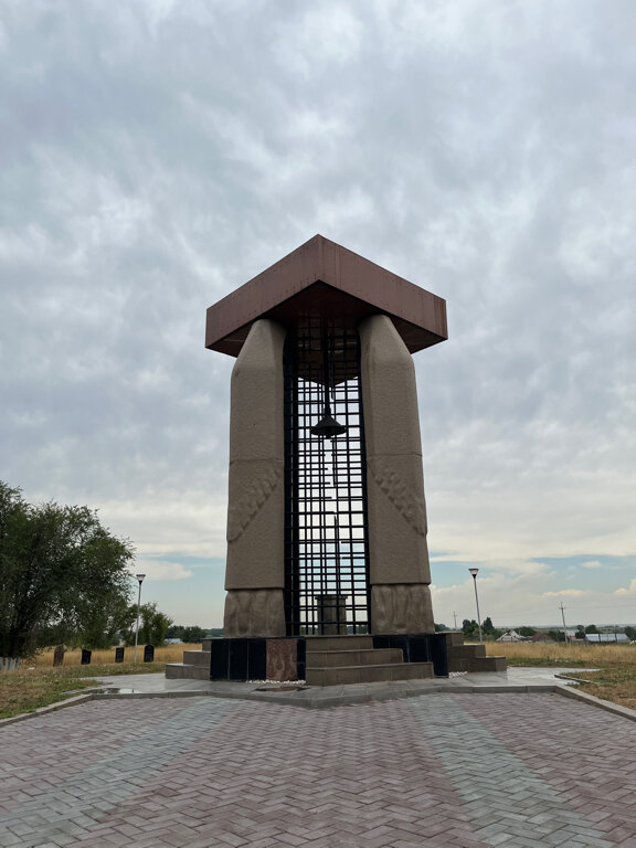 Anıt, heykel Victims of Political Repressions, Almatı eyaleti, foto