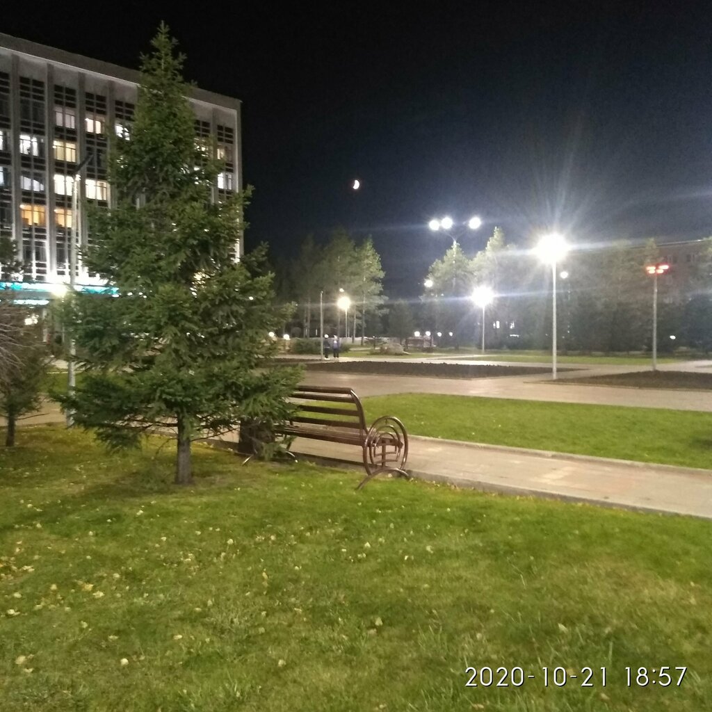 Kültür ve eğlence parkları Auezov Library Square, Karağandı, foto