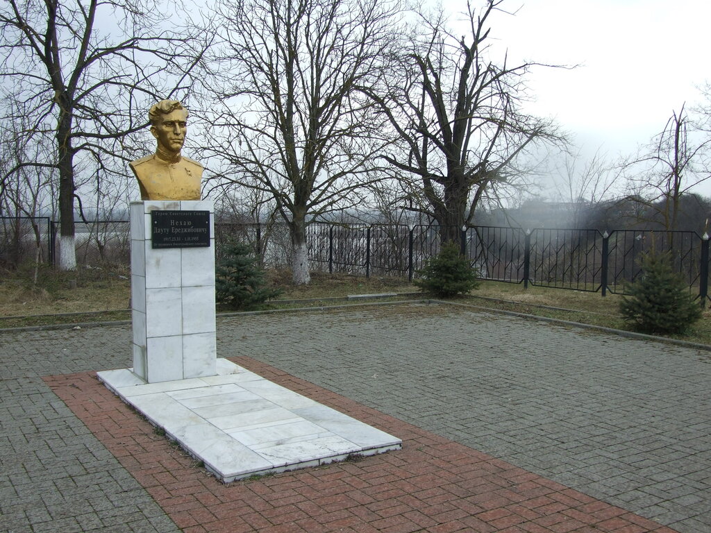 Anıt, heykel Бюст Героя Советского Союза Нехая Даута Ереджибовича, Adıge Cumhuriyeti, foto
