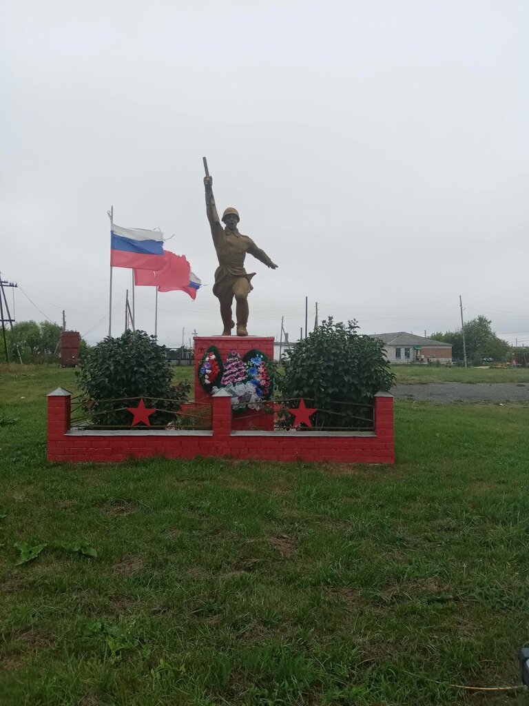 Anıt, heykel Советский воин, погибшим воинам землякам в годы ВОВ, Tümen (Tiumenskaya) oblastı, foto