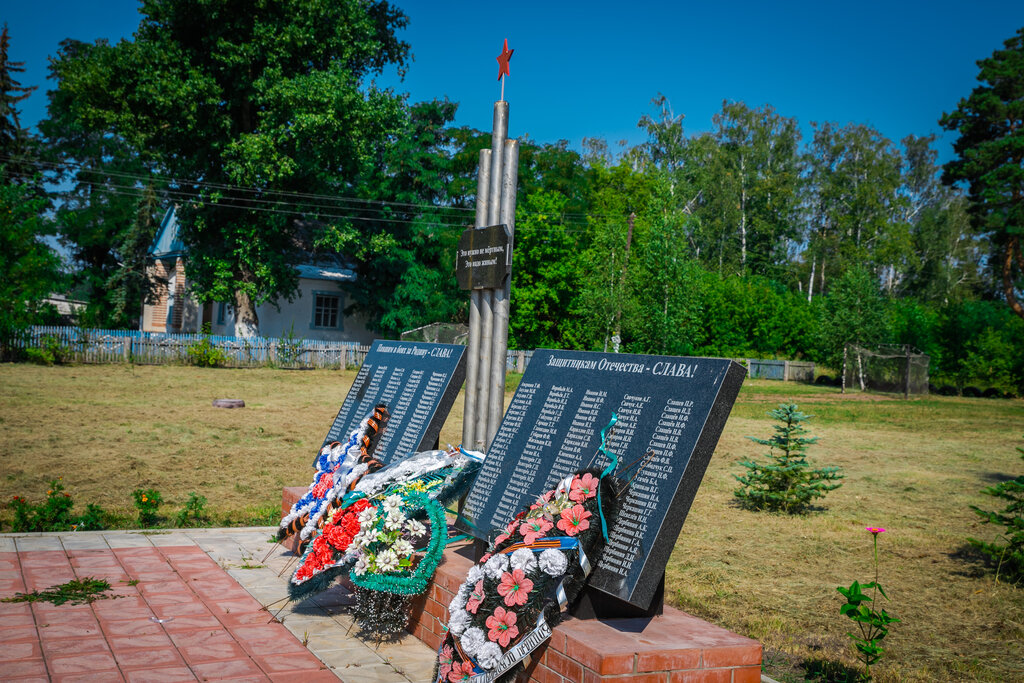 Anıt, heykel Братская могила, Kurskaya oblastı, foto