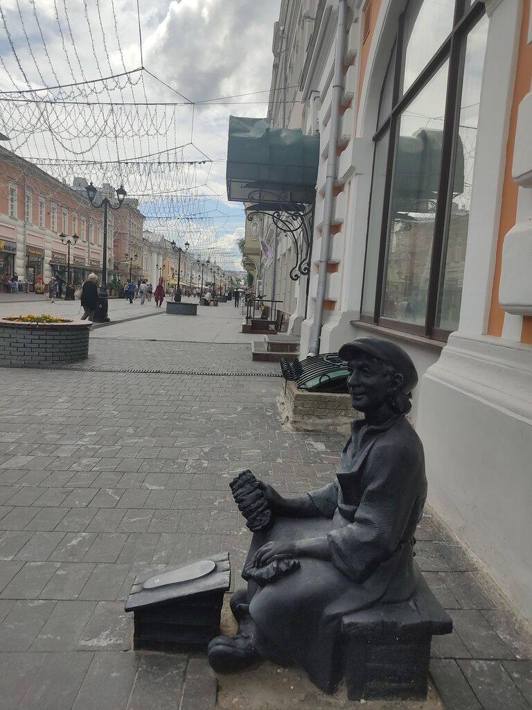 Park, sokak heykeli Чистильщик обуви, Nijni Novgorod, foto