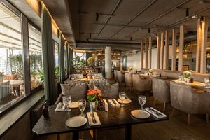 Vysota 5642 (Voevodina Street No:8), restoran  Yekaterinburg'dan