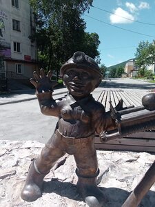 Дальнегорский горнячок (Primorye Territory, Dalnegorsk, Osipenko Street), park, sokak heykeli  Dalnegorsk'tan