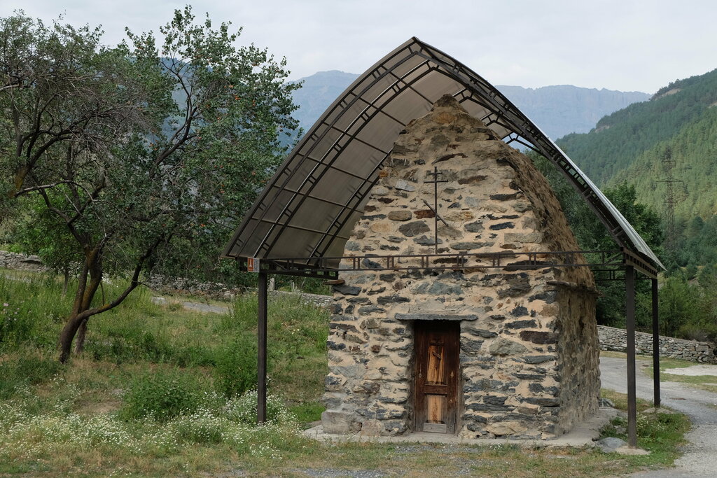 Şapel, haç anıtı Нузальская часовня, Kuzey Osetya‑Alanya, foto