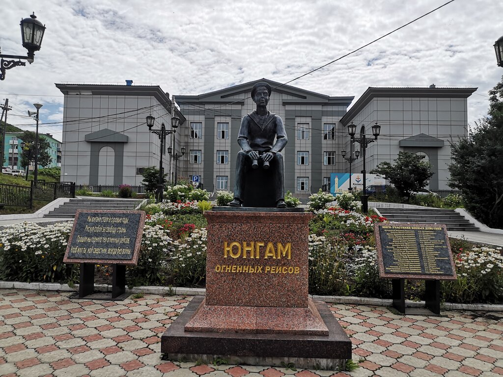Anıt, heykel Юнгам огненных рейсов, Holmsk, foto