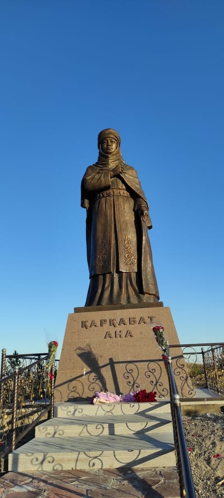 Anıt, heykel Karkabat Ana, Karağandı eyaleti, foto