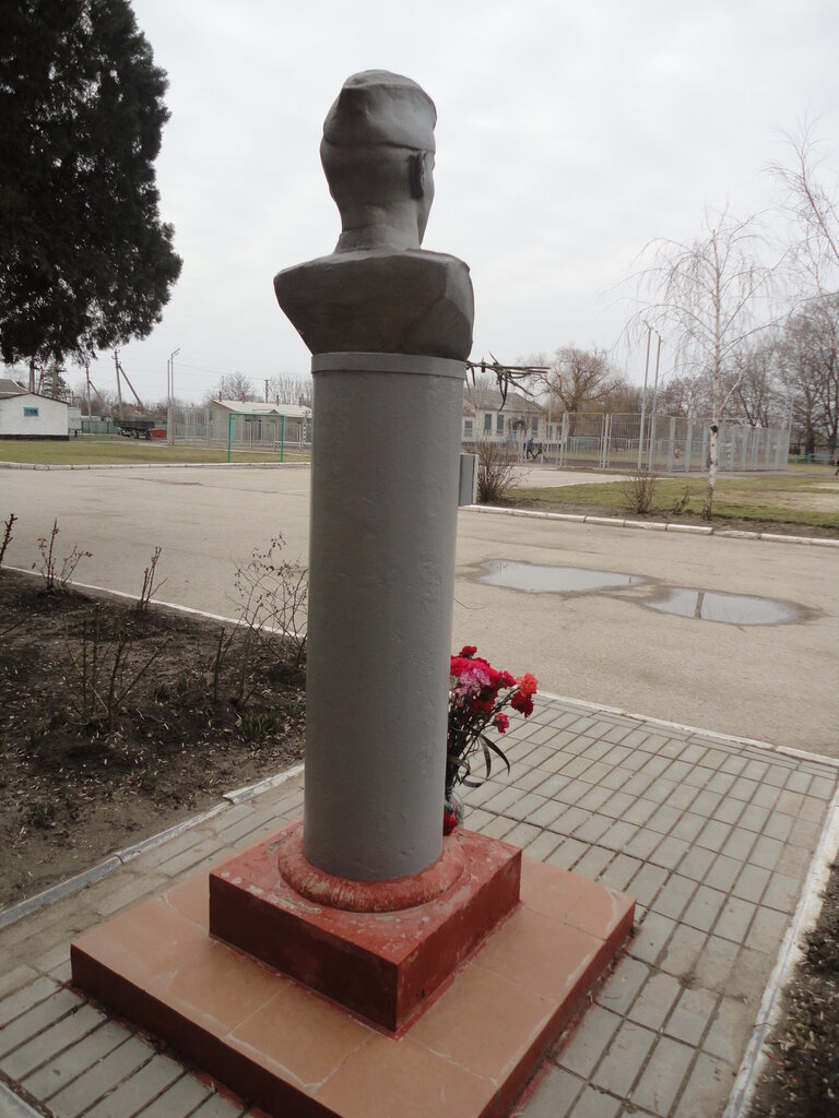 Anıt, heykel Бюст Героя Советского Союза Кузуба Павла Стефановича (1924-1943), Krasnodarski krayı, foto