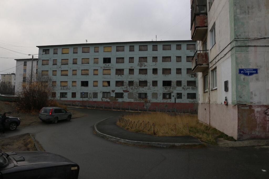 Anıt levhası, anıt taş Б.Ф. Сафонов, Zapolyarni, foto