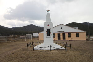 Землякам, павшим в годы Великой Отечественной войны (Republic of Buryatia, Zaigraevskiy District, munitsipalnoye obrazovaniye Staro-Bryanskoye, selo Staraya Bryan), anıt, heykel  Buriatya'dan