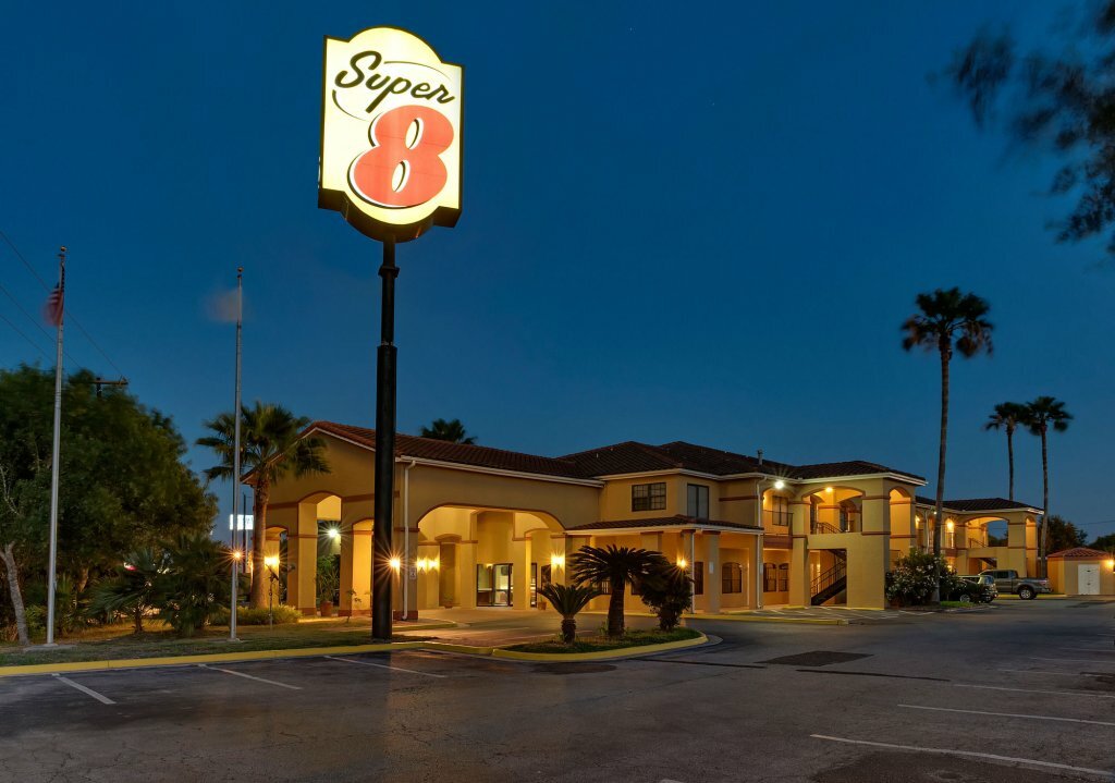 Otel Super 8 by Wyndham Weslaco, Texas, foto