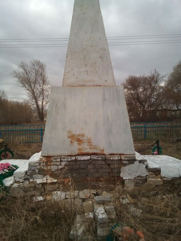 Anıt, heykel Обелиск воинам, павшим в годы Великой Отечественной войны, Kurganskaya oblastı, foto
