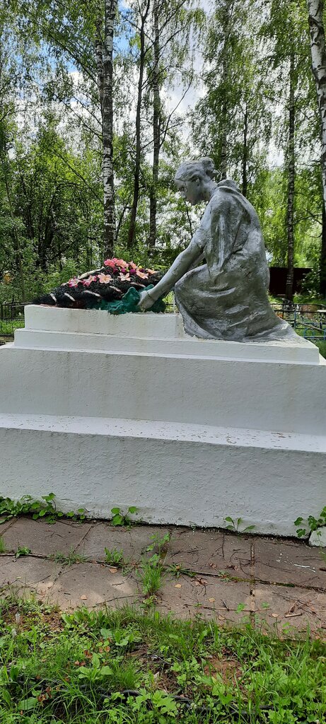 Anıt, heykel Братская могила советских военнослужащих, погибших в Великой Отечественной войне, Kalujskaya oblastı, foto