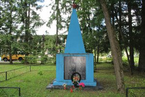 Обелиск погибшим в годы Великой Отечественной войны землякам (Smolensk Region, Shumyachskiy munitsipalny okrug, derevnya Nadeykovichi), anıt, heykel  Smolenskaya oblastından