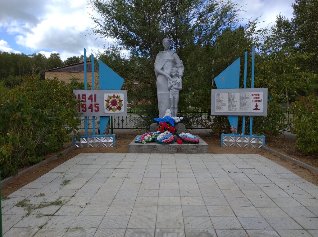 Anıt, heykel Скорбящая мать, Tümen (Tiumenskaya) oblastı, foto