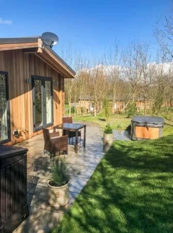 Meadow's End Lodges, hotel, England, Cumbria County, Allithwaite ...