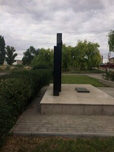 Памятный знак Вечная память защитникам Родины (Volgograd Region, Gorodishchenskiy rayon, Novonadezhdinskoye selskoye poseleniye, khutor Novaya Nadezhda, Tsentralnaya ulitsa), anıt, heykel  Volgogradskaya oblastından