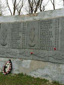 Воинам-землякам, павшим в Великой Отечественной войне (Shkolny pereulok No:2, derevnya Dubrovka), anıt, heykel  Pskovskaya oblastından