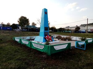 Братская могила (Belgorod Region, Korochanskiy rayon, Alekseyevskoye selskoye poseleniye, selo Mazikino), anıt, heykel  Belgorodskaya oblastından